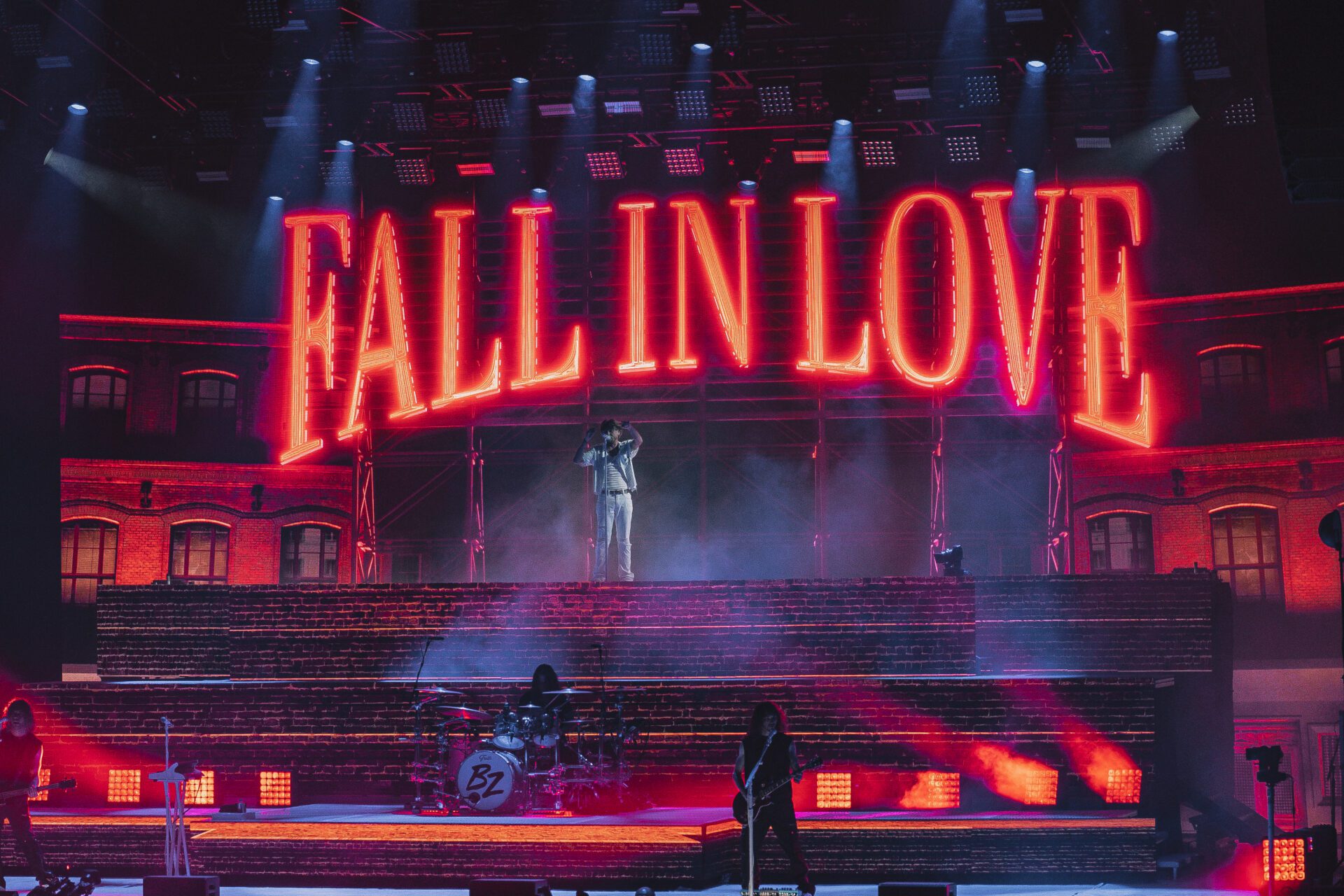 Bailey Zimmerman brings the heat to Indy on first night of tour ...